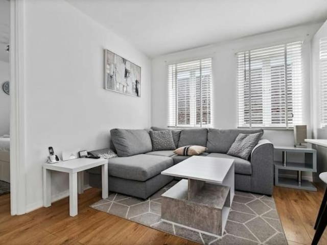 1 Bedroom Apartment London London 104107737