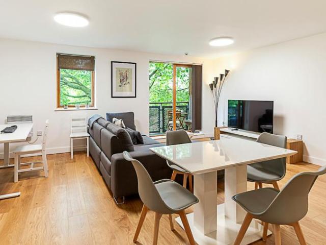 1 Bedroom Apartment London London 104143574