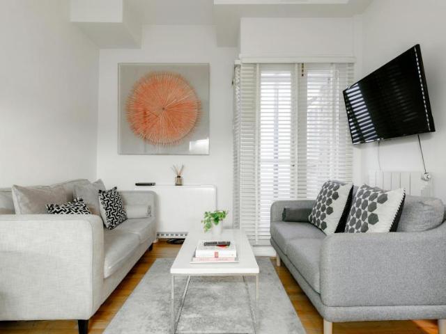1 Bedroom Apartment London London 104682413