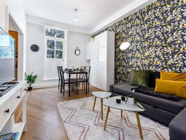 1 Bedroom Apartment London London 105077340