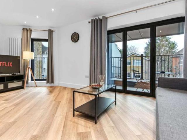 1 Bedroom Apartment London London 101807972
