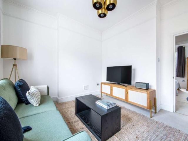 1 Bedroom Apartment London London 101845871