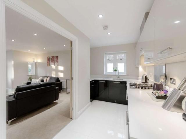 1 Bedroom Apartment London London 101843806