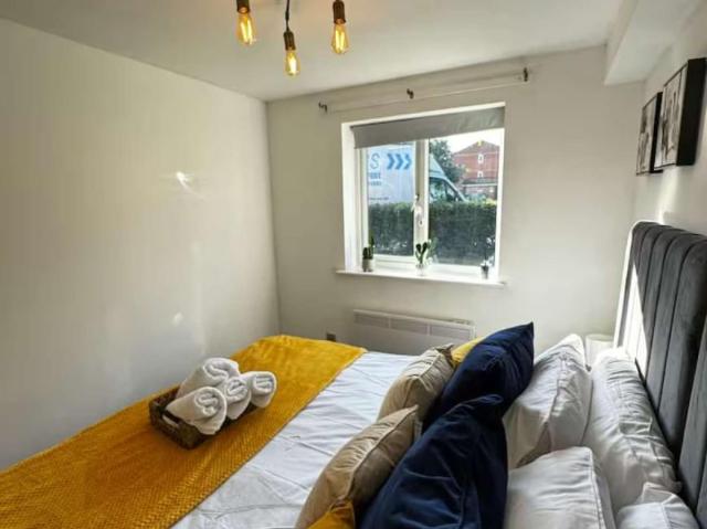 1 Bedroom Apartment London London 102148120