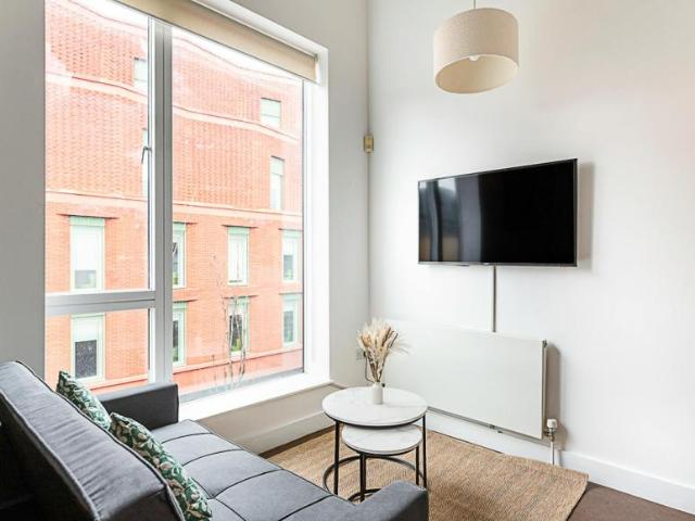 1 Bedroom Apartment London London 102247367