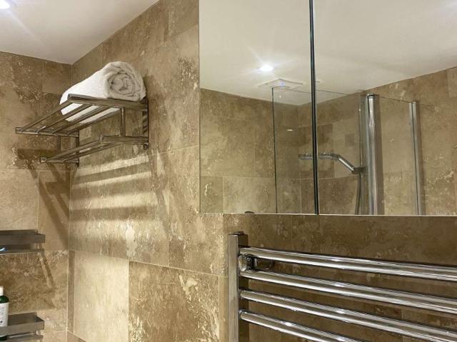 1 Bedroom Apartment London London 102274724