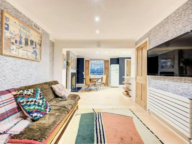 1 Bedroom Apartment London London 103244210