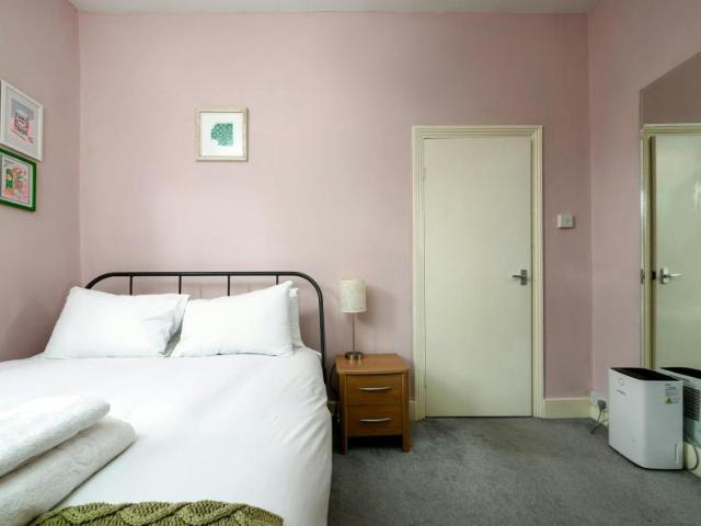 1 Bedroom Apartment London London 103356926