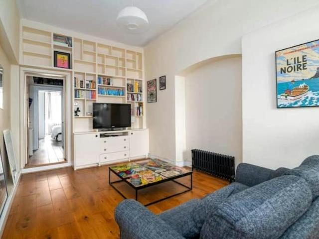 1 Bedroom Apartment London London 103356998