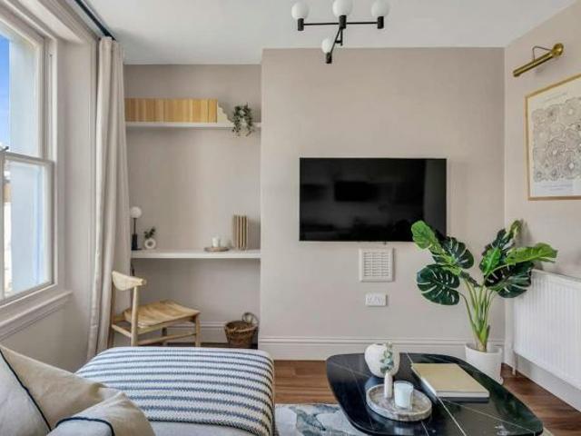 1 Bedroom Apartment London London 83991810