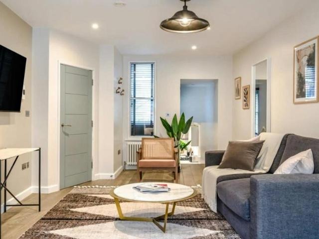 1 Bedroom Apartment London London 90759241