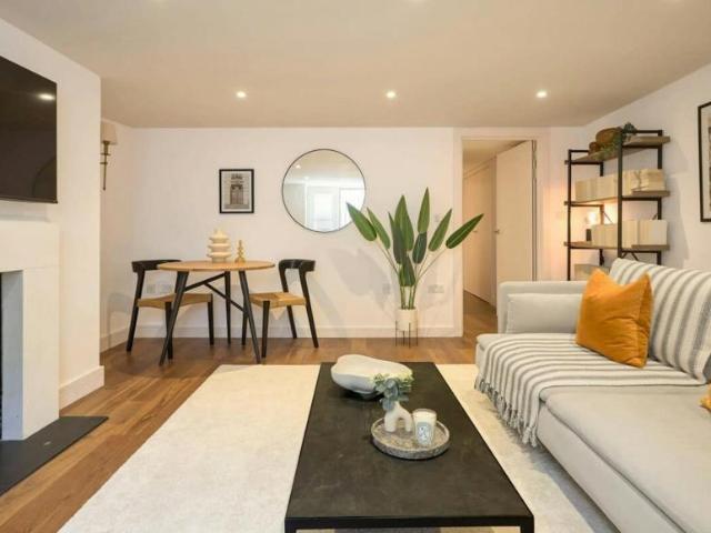 1 Bedroom Apartment London London 91863432