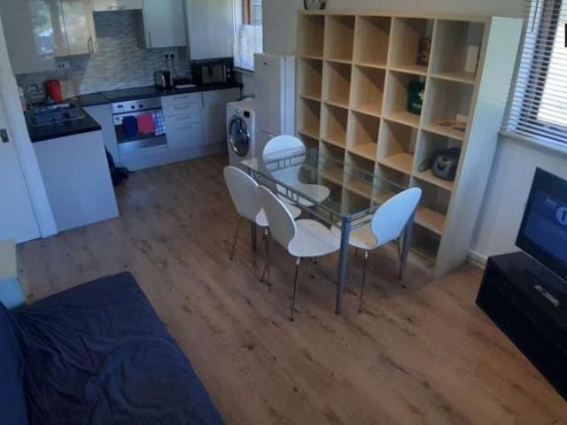 1 Bedroom Apartment London London 92377780