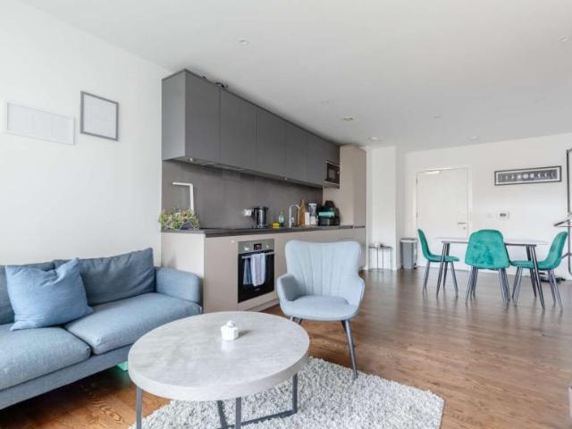 1 Bedroom Apartment London London 93083637