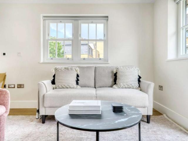 1 Bedroom Apartment London London 95625323