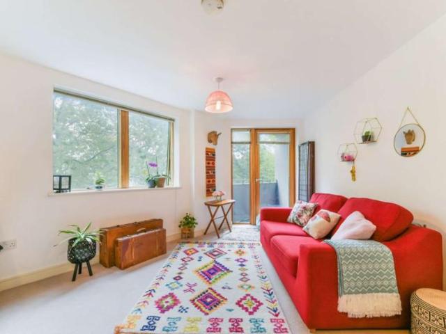 1 Bedroom Apartment London London 99268213
