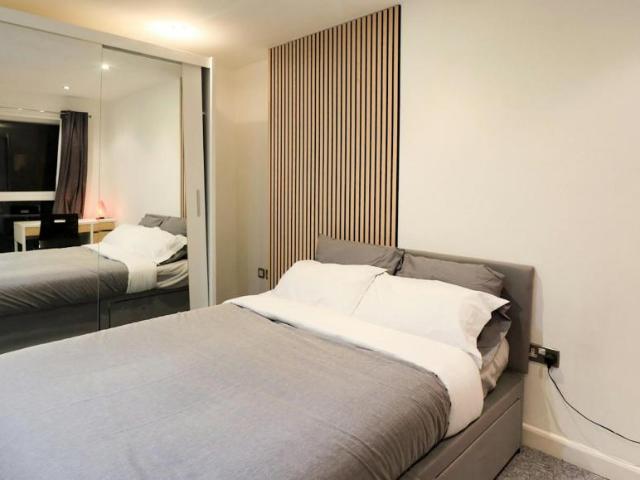 1 Bedroom Apartment London London LS90246783