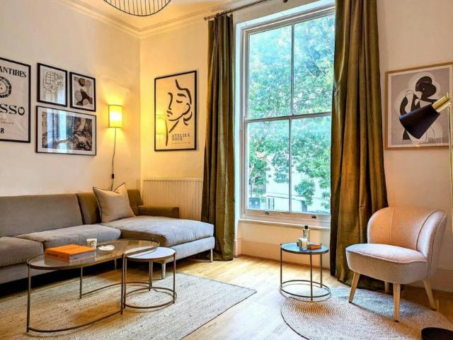 1 Bedroom Apartment London London LS90897374