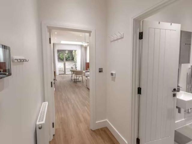 1 Bedroom Apartment London London LS92198772