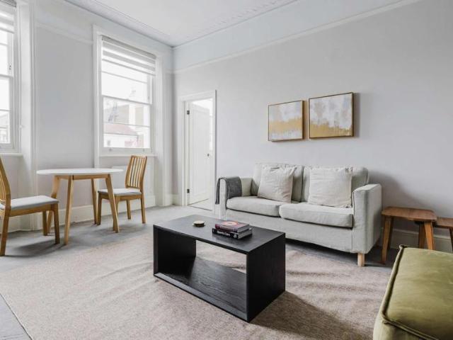 1 Bedroom Apartment London London LS95626323