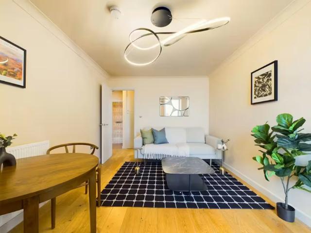 1 Bedroom Apartment London London LS98268546