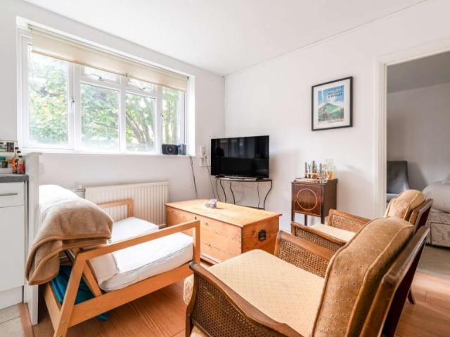 1 Bedroom Apartment London London LS100608212