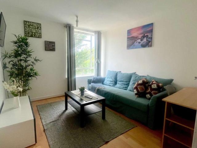 1 Bedroom Apartment London London LS100947059