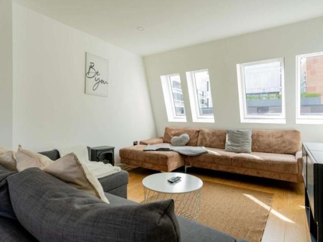 1 Bedroom Apartment London London LS100947079