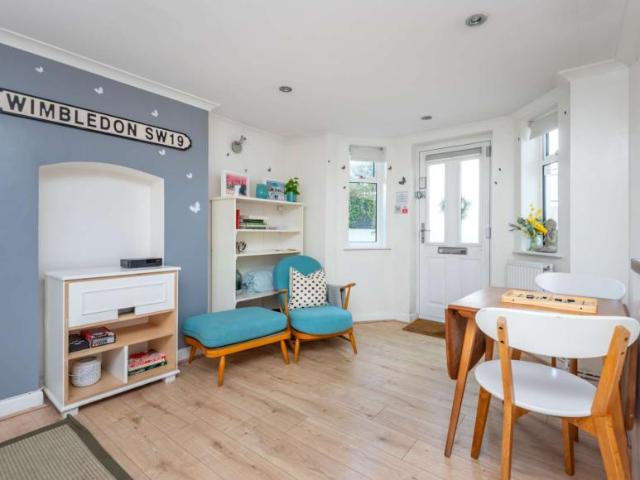 1 Bedroom Apartment London London LS100089765