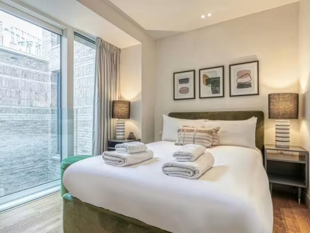 1 Bedroom Apartment London London LS100333598