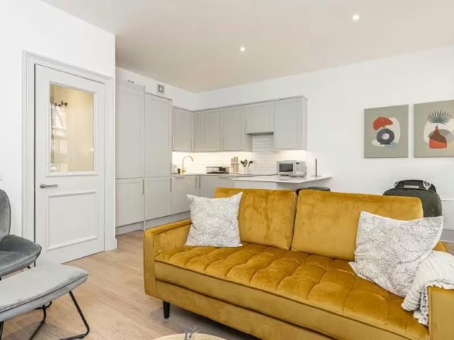 1 Bedroom Apartment London London LS100333622