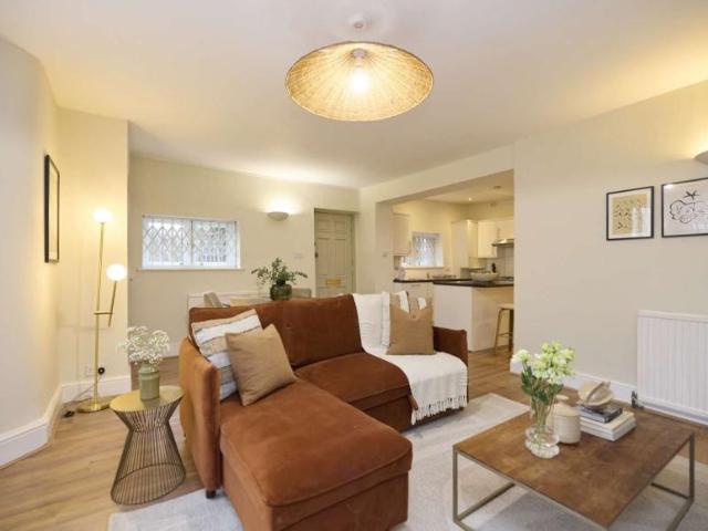 1 Bedroom Apartment London London LS100385587