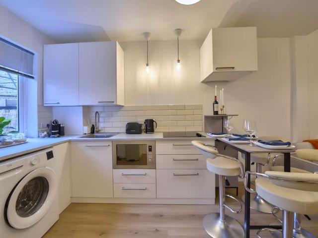 1 Bedroom Apartment London London LS101545684
