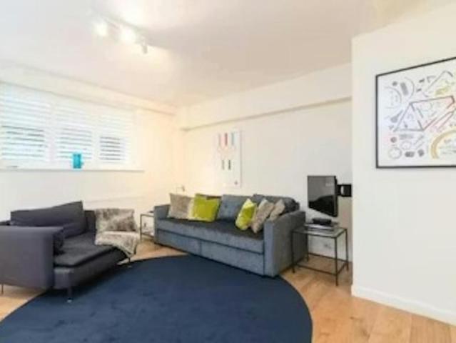 1 Bedroom Apartment London London LS101642402