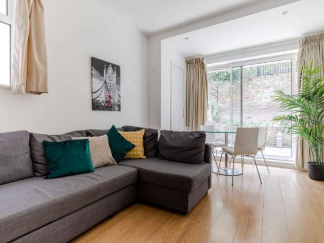 1 Bedroom Apartment London London LS101771383
