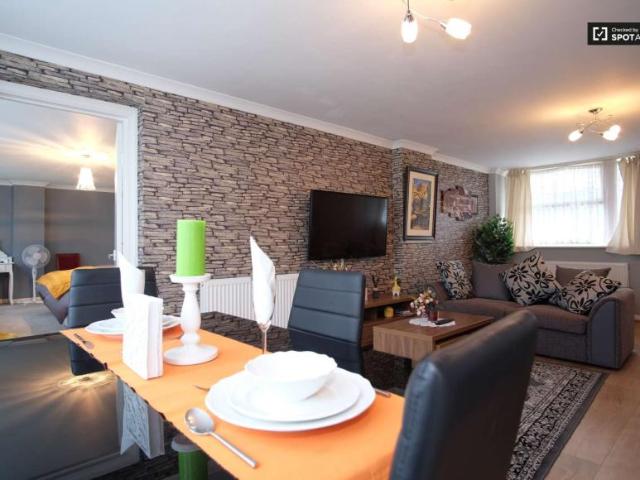 1 Bedroom Apartment London London LS101818234