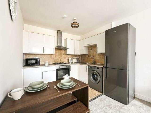 1 Bedroom Apartment London London LS101021792