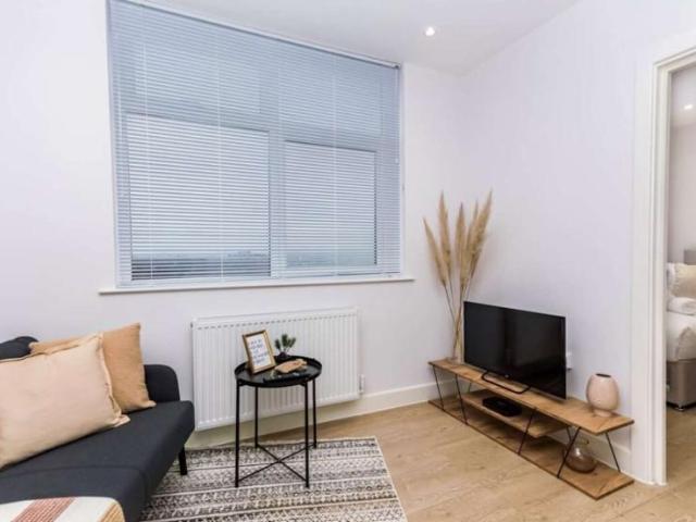 1 Bedroom Apartment London London LS101372388