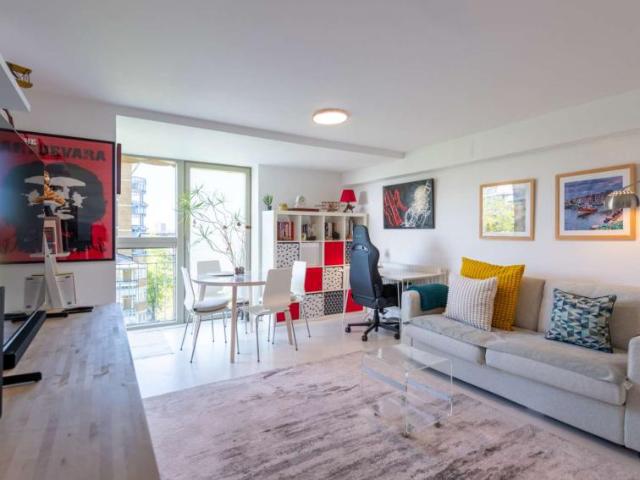 1 Bedroom Apartment London London LS102755676