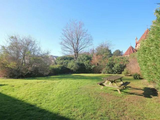 1 Bedroom Apartment London London LS102021842