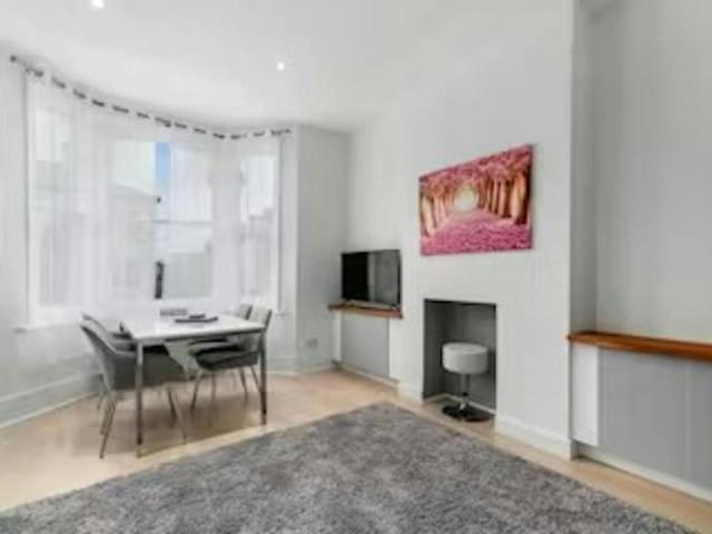 1 Bedroom Apartment London London LS103092281