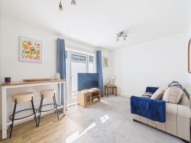1 Bedroom Apartment Stroud Gloucestershire LS99437163