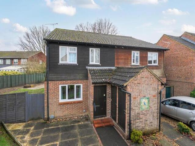1 Bedroom Apartment Surrey Surrey 99895213