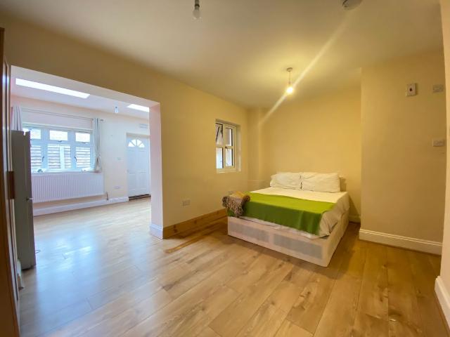 1 bedroom Apartment to let 1 Bed Flat, Barnsdale Avenue E14 9WR
