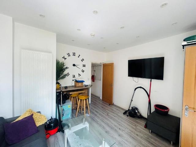 1 bedroom in a house share to rent