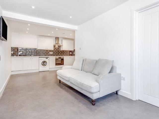 1 bedroom apartment to rent Colman Way, Redhill, Surrey, RH1
