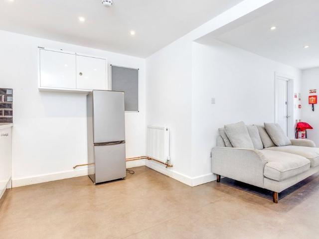 1 bedroom apartment to rent Colman Way, Redhill, Surrey, RH1