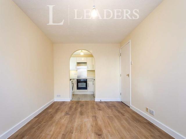 1 bedroom apartment to rent Station Road, Redhill, RH1