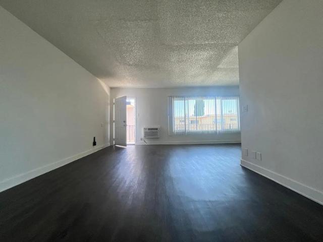 1 Bedroom Apartment with Hardwood Floors