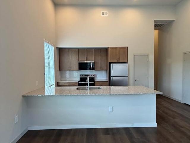 1 Bedroom Apartment with Private Patio & Garage